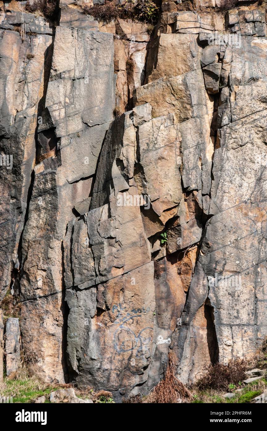 Around the UK - Fractured Rock on a disused Quarry face Stock Photo - Alamy