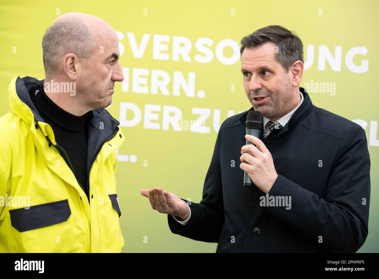 Westerstede, Germany. 28th Mar, 2023. Olaf Lies (SPD, r), Minister of ...