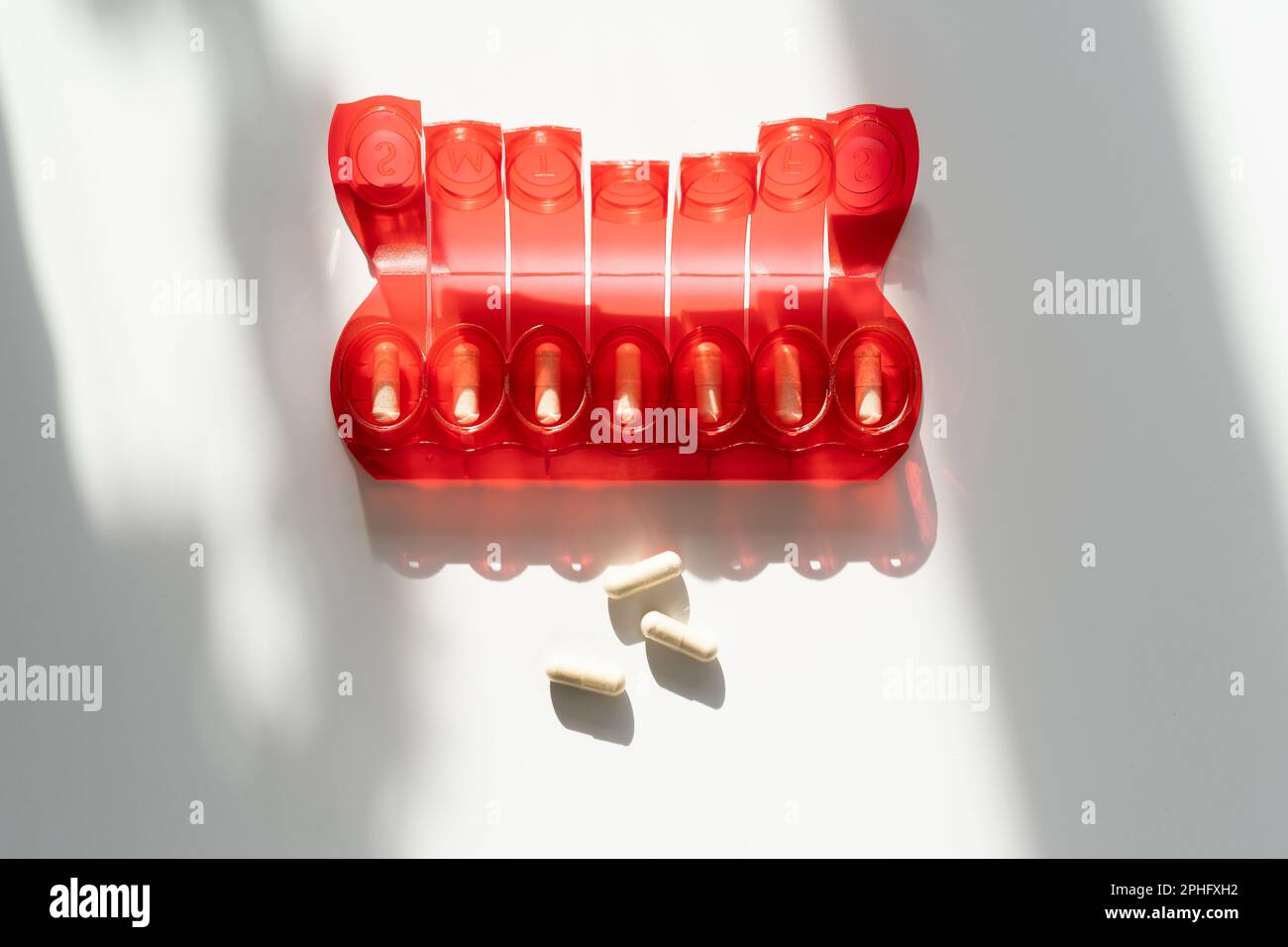 Medical pill box tablet doses hi-res stock photography and images - Alamy
