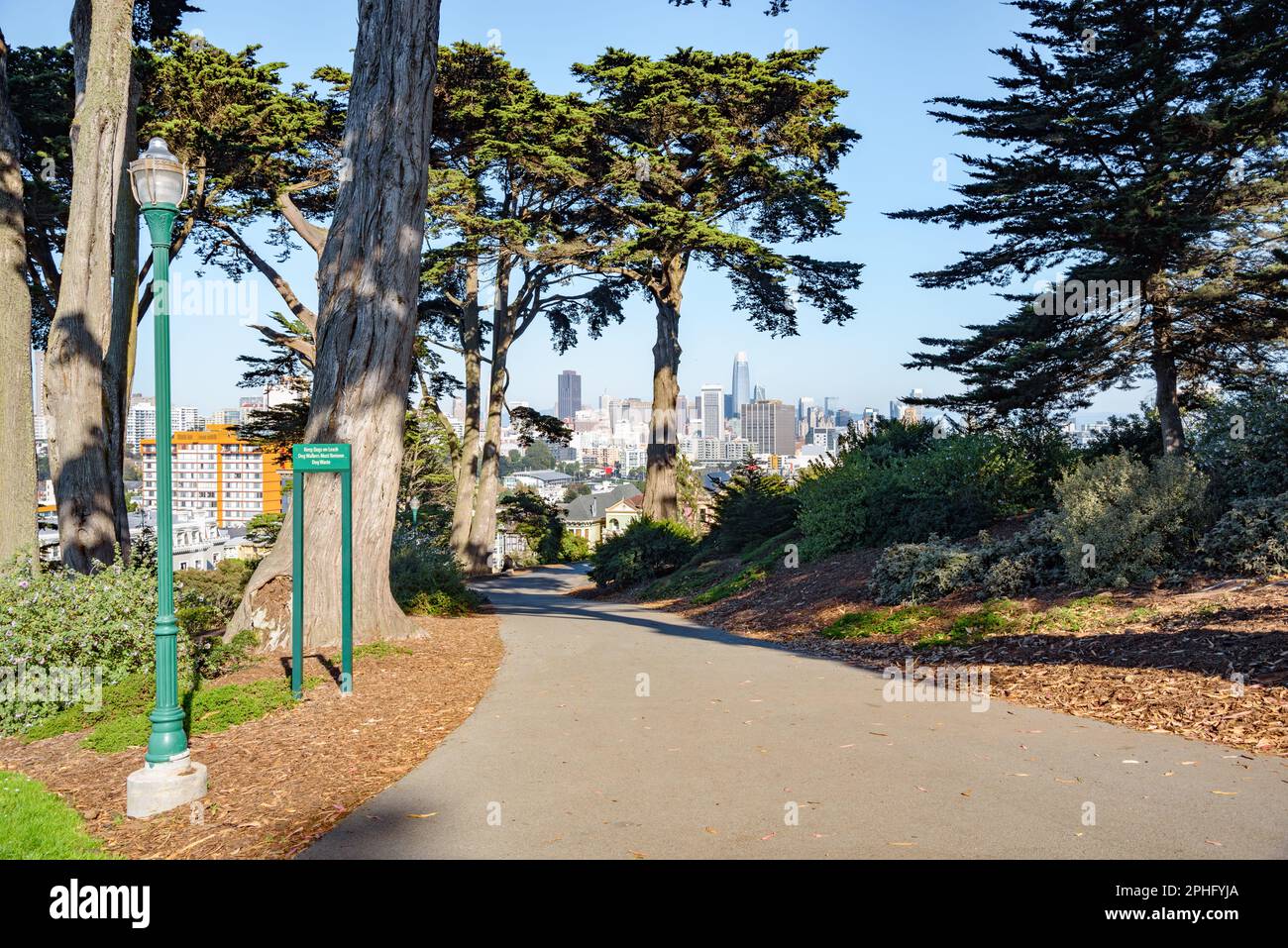 Hilltop park hi-res stock photography and images - Alamy
