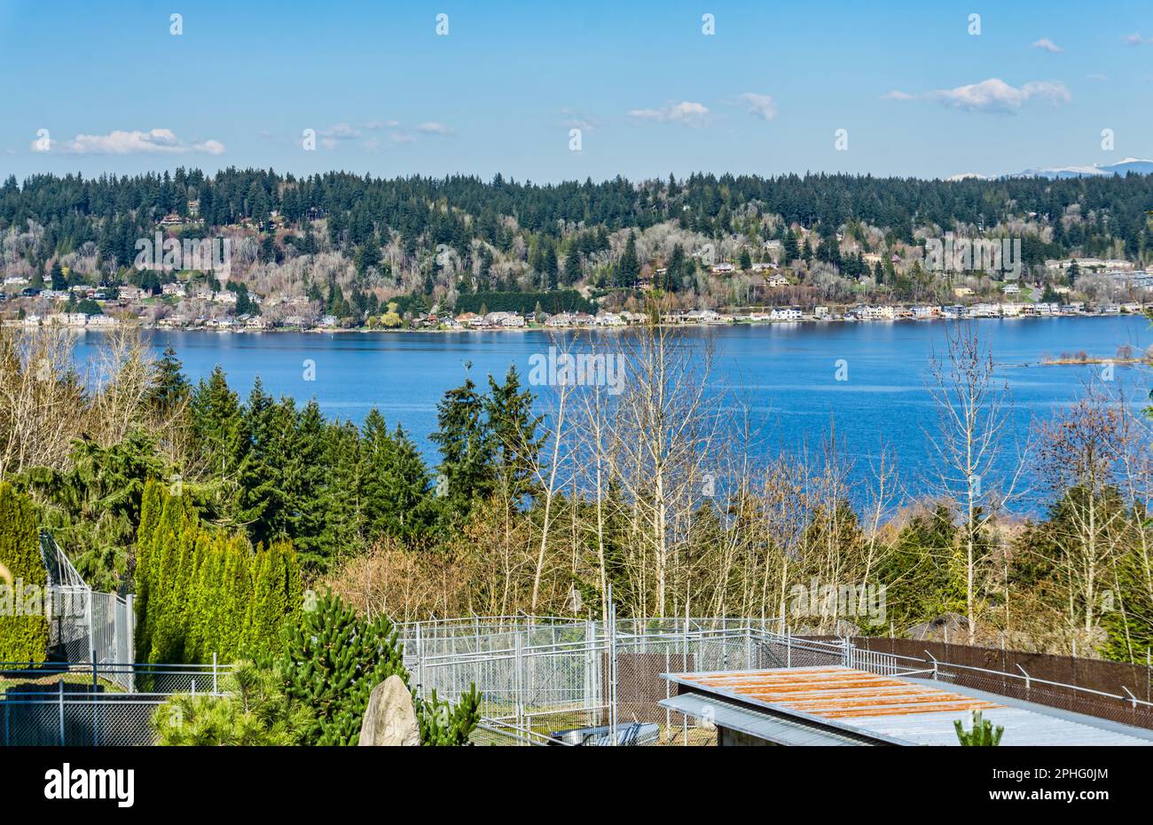 Home line the shore of lake sammamish near Issaquah, Washington Stock ...