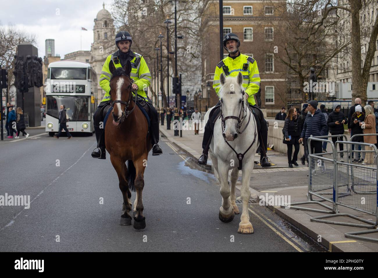 Metropolitan Police on a mission in Central London Stock Photo - Alamy