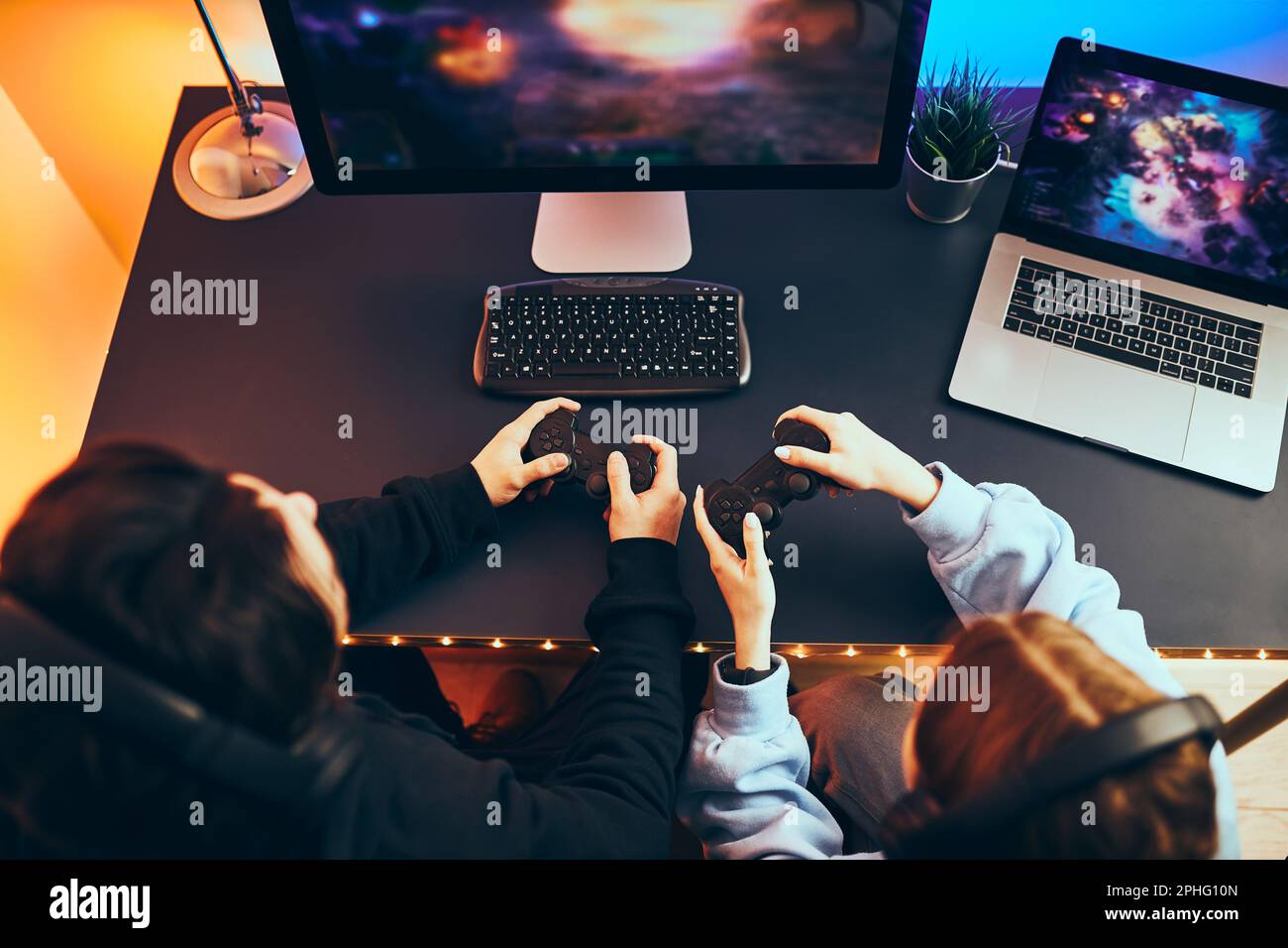 Online streamers hi-res stock photography and images - Alamy