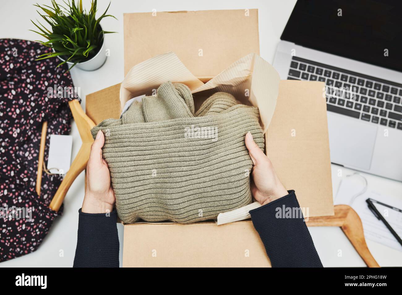 Unpack unpacking pack packing hi-res stock photography and images - Alamy