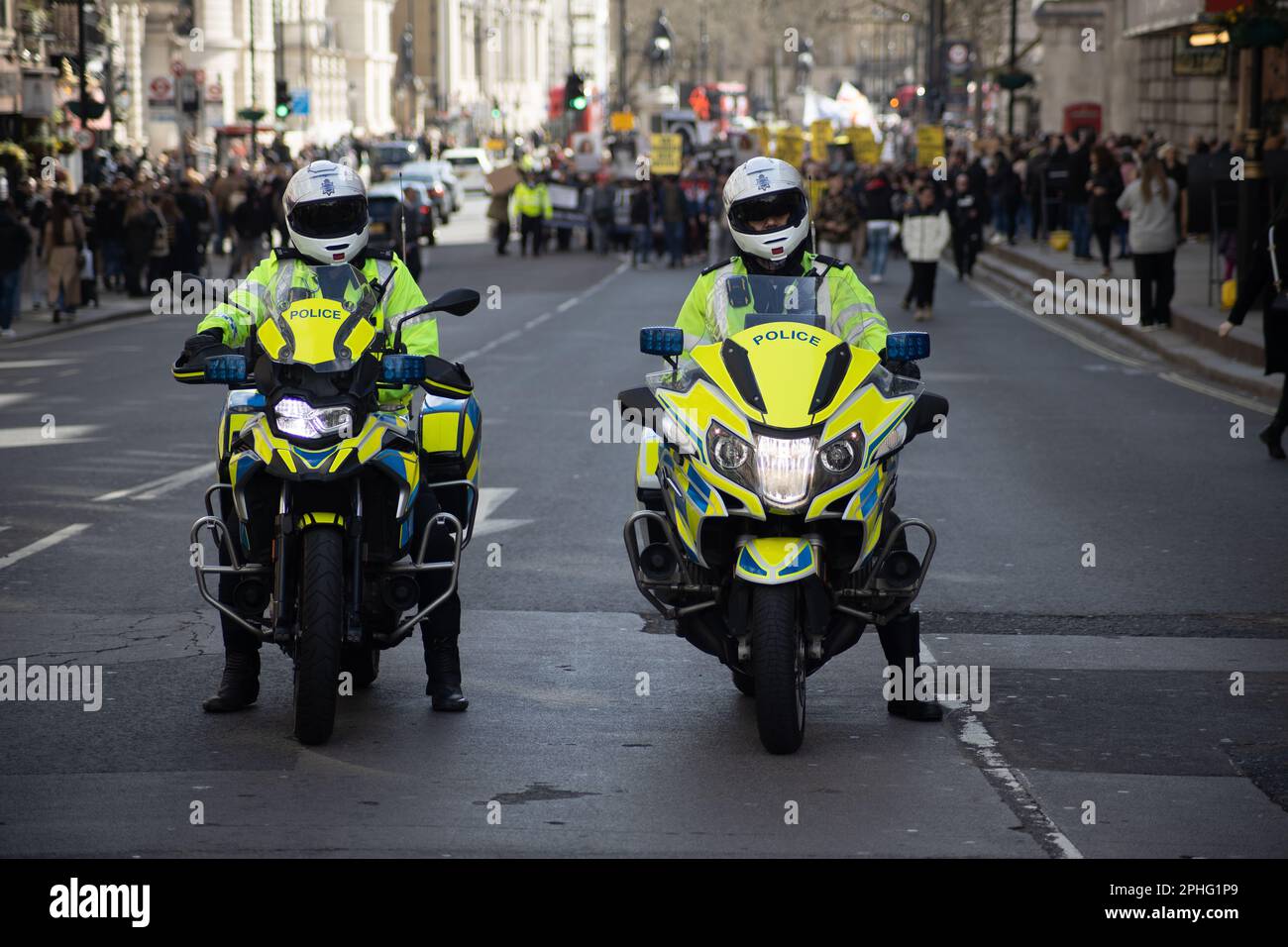 Metropolitan Police on a mission in Central London Stock Photo - Alamy