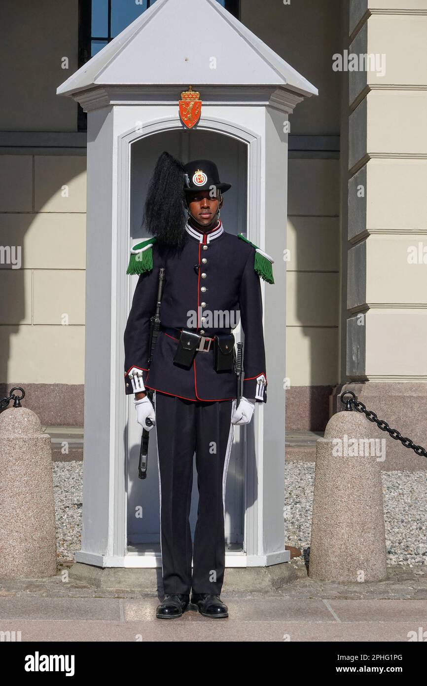 Norway, Oslo, Royal Guard on sentry duty at the Royal Palace Photo ...