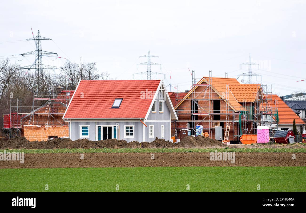 Sehnde, Germany. 07th Mar, 2021. Several single-family houses under ...