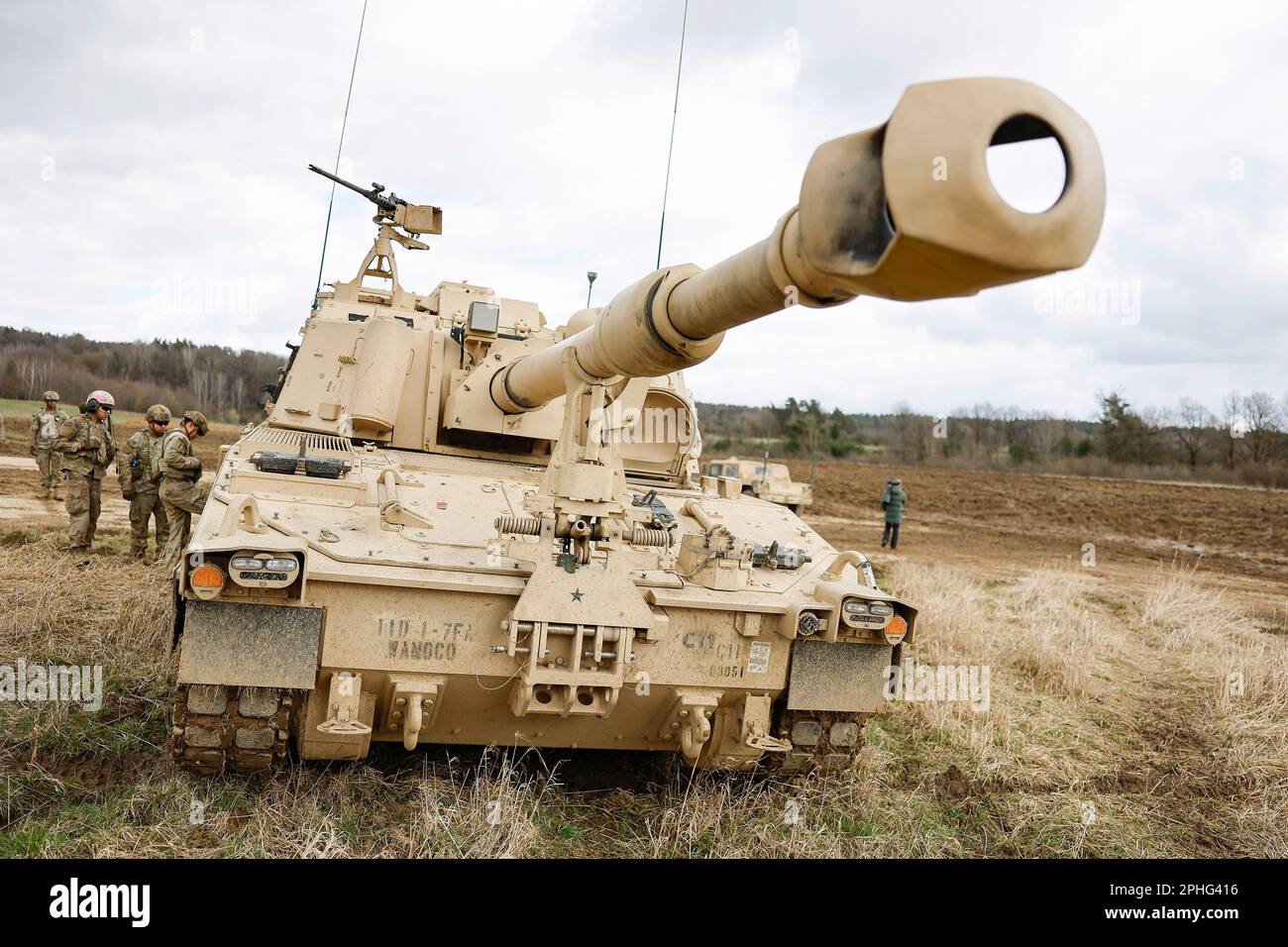 28 March 2023, Bavaria, Grafenwöhr: A U.S. M109A7 Paladin self-propelled howitzer stands during ...