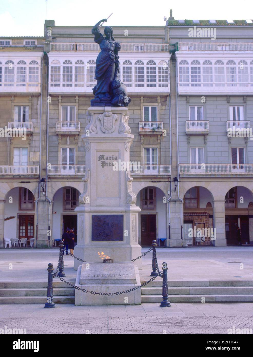ESCULTURA DE MARIA PITA EN LA PLAZA QUE LLEVA SU NOMBRE - HEROINA ...