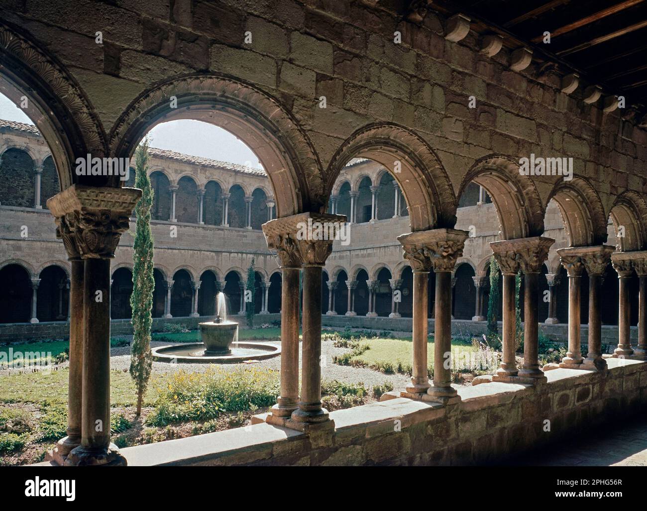 CLAUSTRO ROMANICO DEL MONASTERIO DE SANTA MARIA DE RIPOLL - SIGLO XII ...