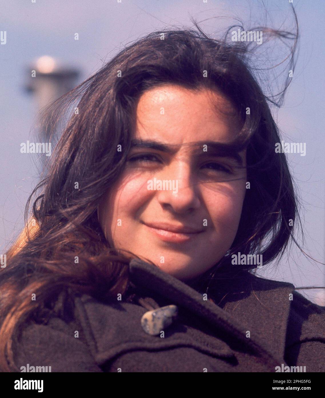 ADOLESCENTE SONRIENDO. ORONOZ LAURA Stock Photo - Alamy