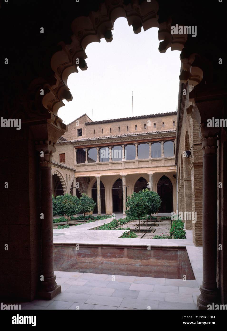 INTERIOR - PATIO DE SANTA ISABEL CON EL PALACIO DE LOS REYES CATOLICOS ...