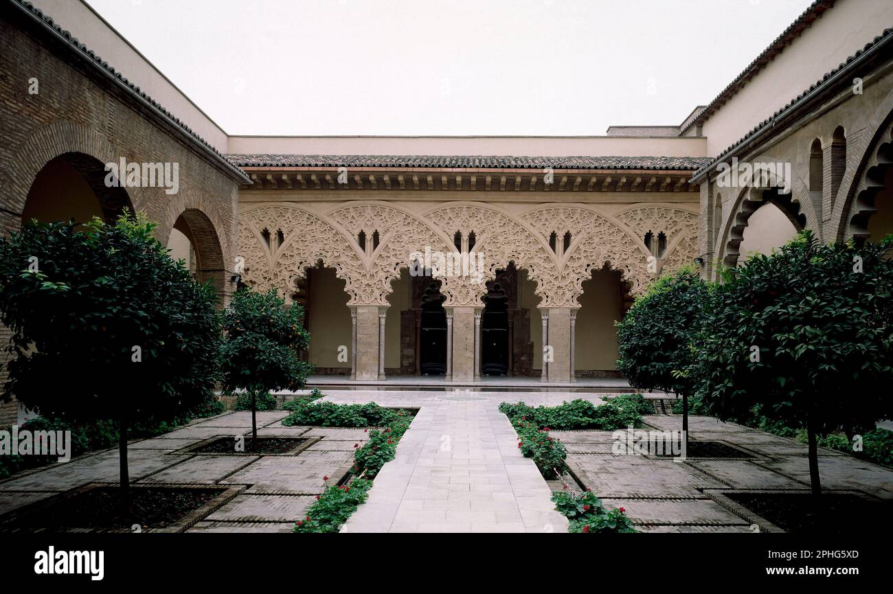 INTERIOR - PATIO DE SANTA ISABEL - PALACIO TAIFAL - ARQUERIAS DEL SIGLO ...