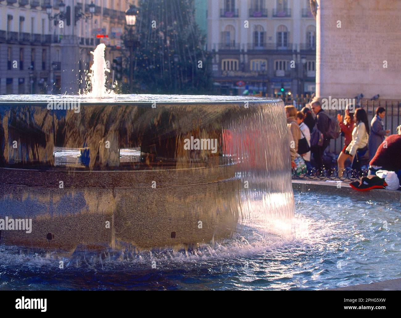 Fuente puerta del sol hi-res stock photography and images - Alamy