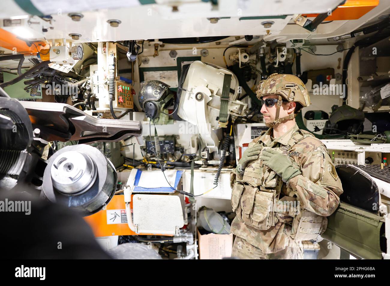 28 March 2023, Bavaria, Grafenwöhr: A U.S. soldier stands in an M109A7 ...