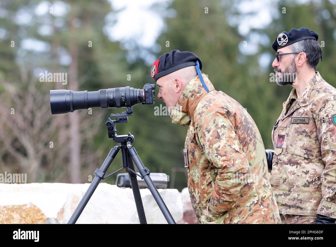 28 March 2023, Bavaria, Grafenwöhr: Italian soldiers observe the ...