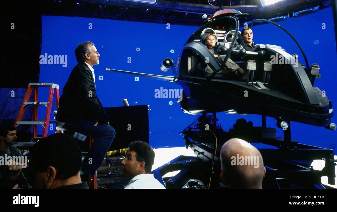 STEVEN SPIELBERG, JUDE LAW and HALEY JOEL OSMENT in A. I. ARTIFICIAL ...