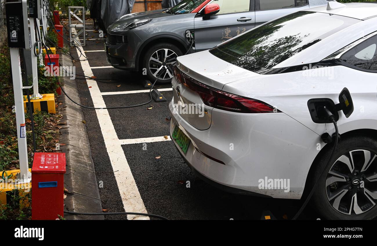 (230328) -- BOAO, March 28, 2023 (Xinhua) -- New energy vehicles are ...