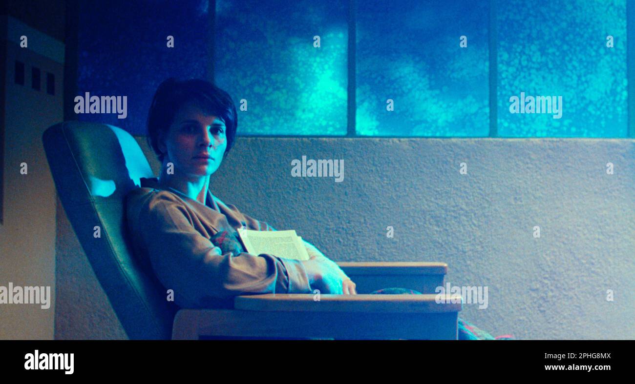 JULIETTE BINOCHE in THREE COLOURS: BLUE (1993) -Original title: TROIS ...