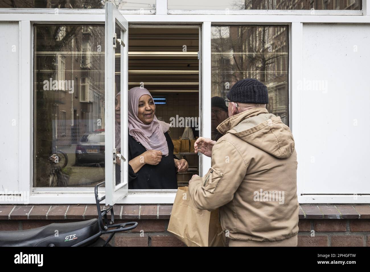 AMSTERDAM - Volunteers hand out healthy packages for the iftar in a ...