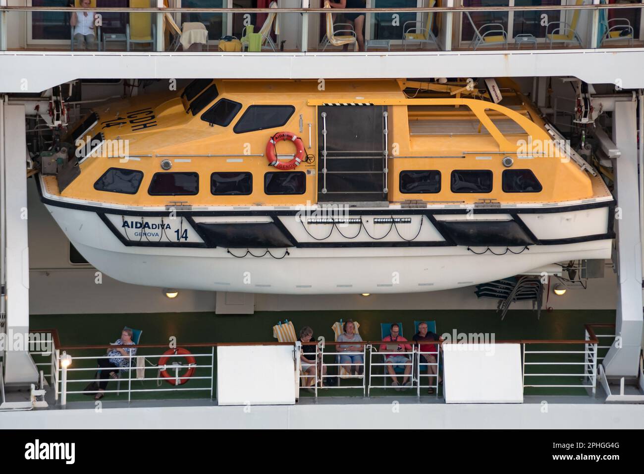 Rescue boаt of cruise ship Stock Photo - Alamy
