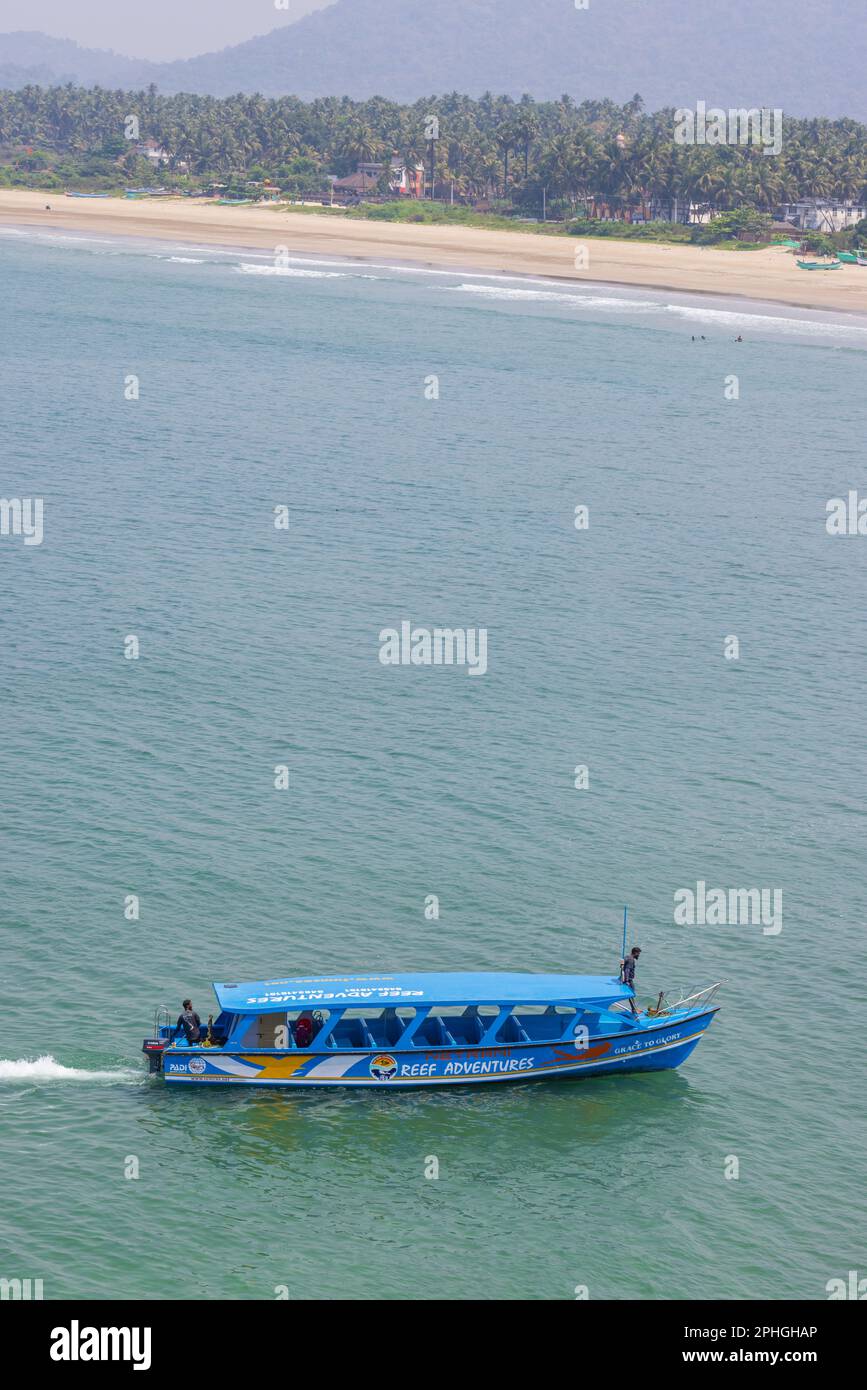 A boat approaching the coast of Murudeshwar (Karnataka, India Stock ...