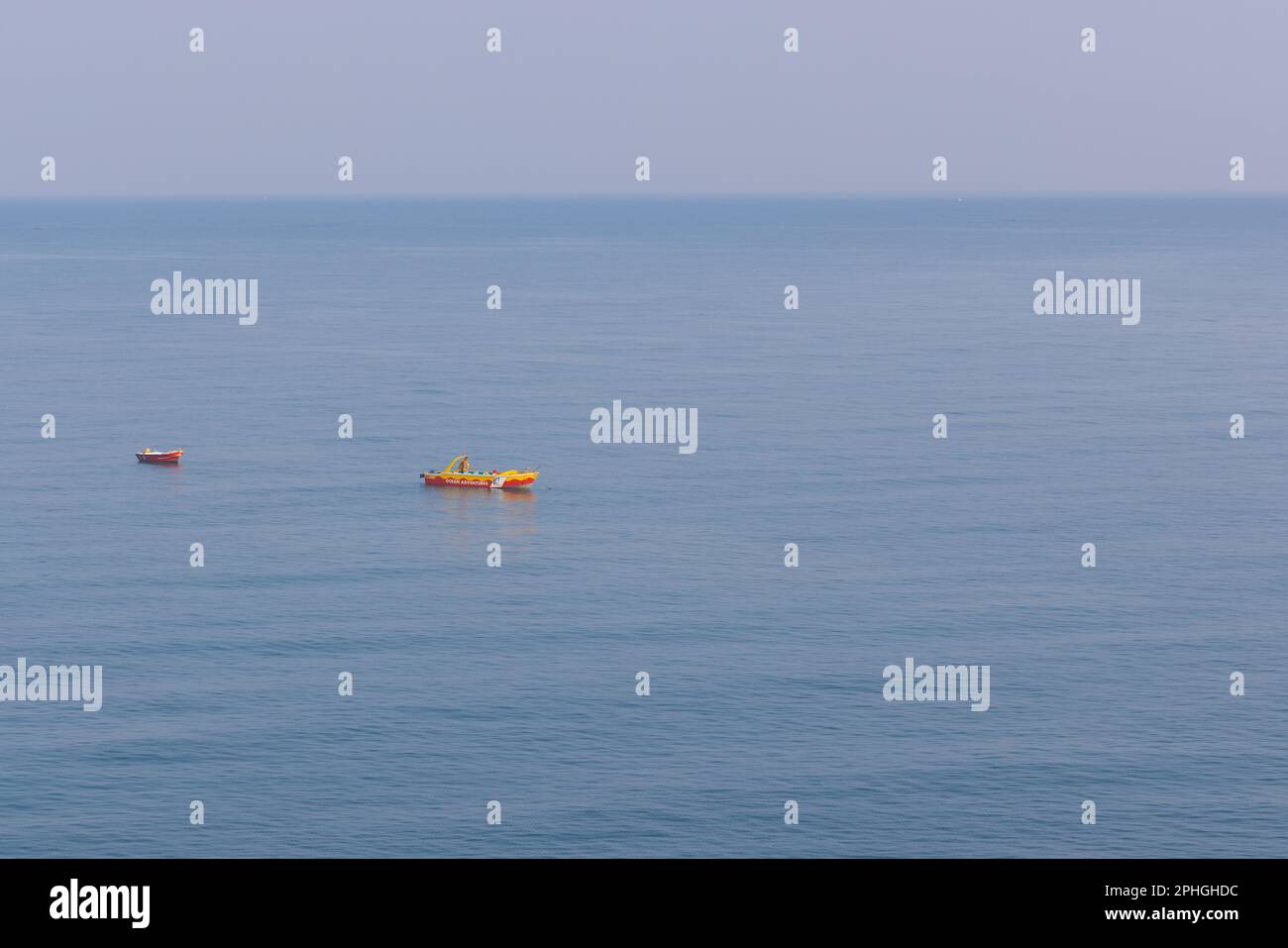 A boat approaching the coast of Murudeshwar (Karnataka, India Stock ...
