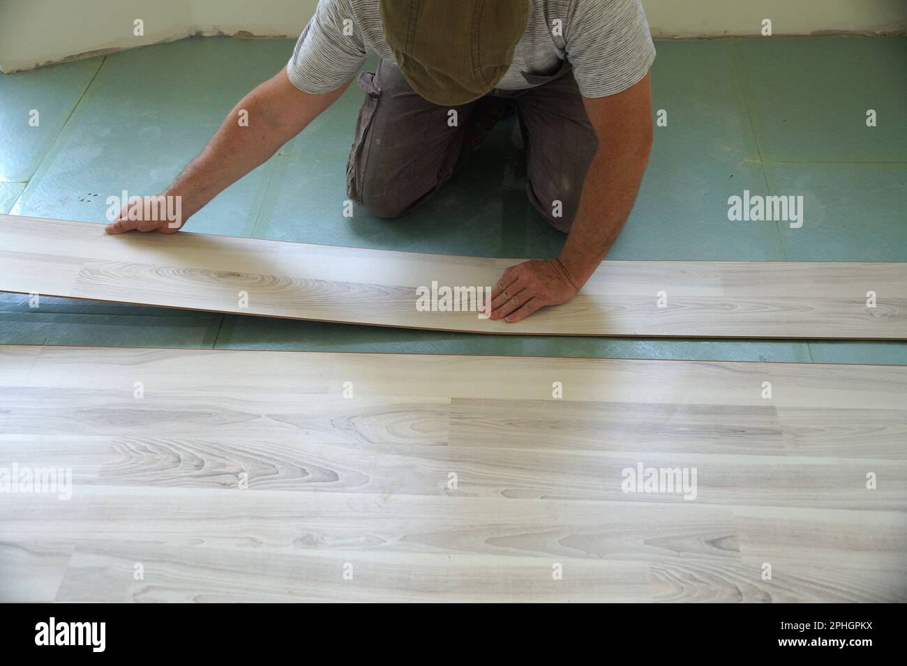 Laying a laminate floor hi-res stock photography and images - Alamy