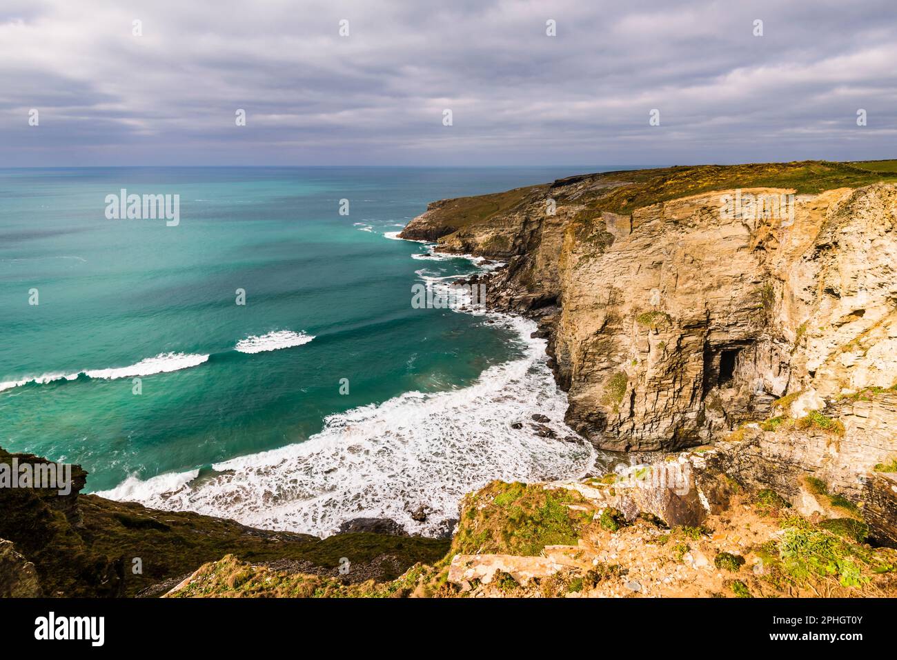 Hole Beach and caves at Trebarwith Strand, Tintagel, Cornwall, UK Stock ...