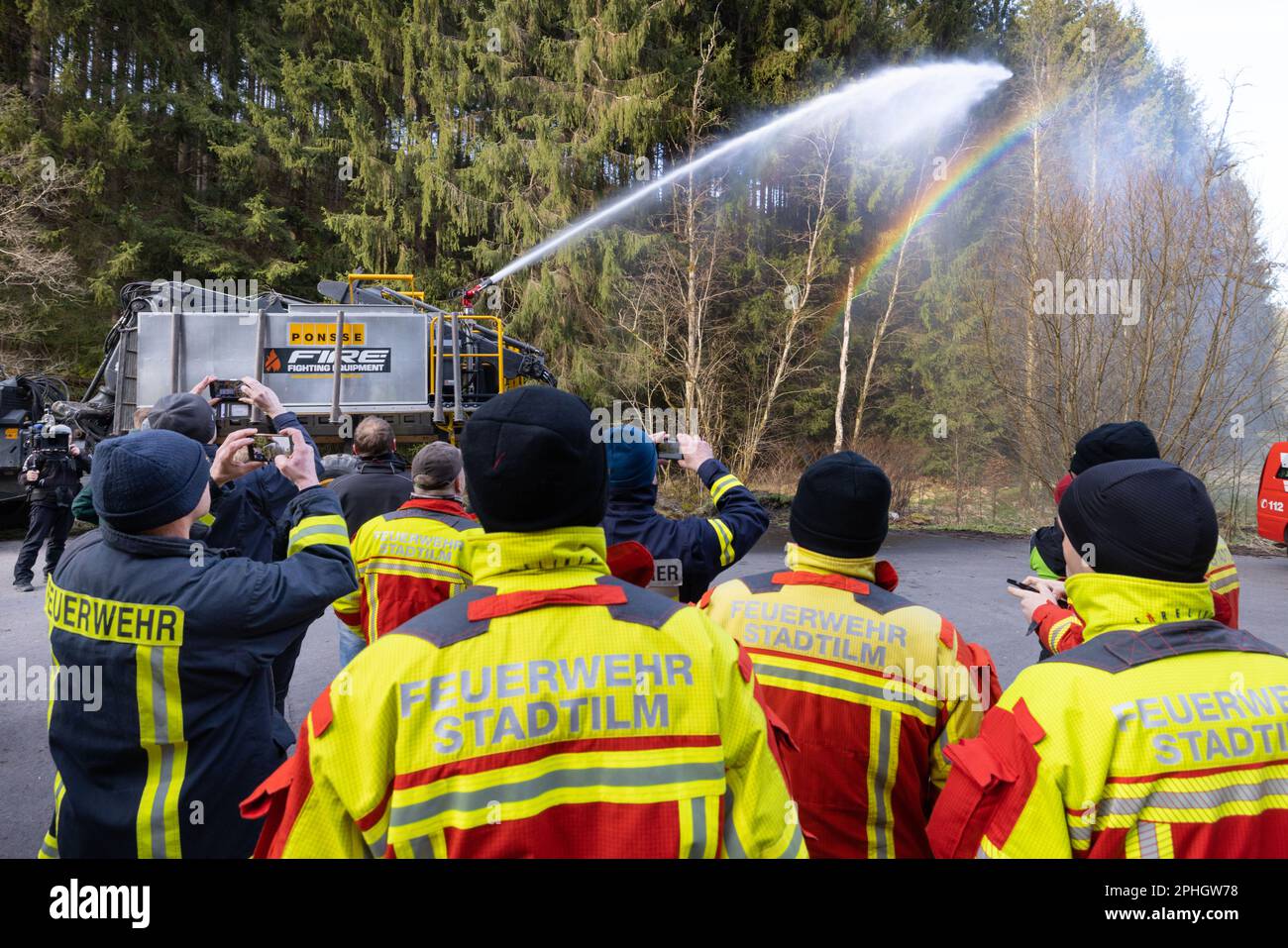 Altenfeld, Germany. 28th Mar, 2023. Firefighters practice fighting a ...