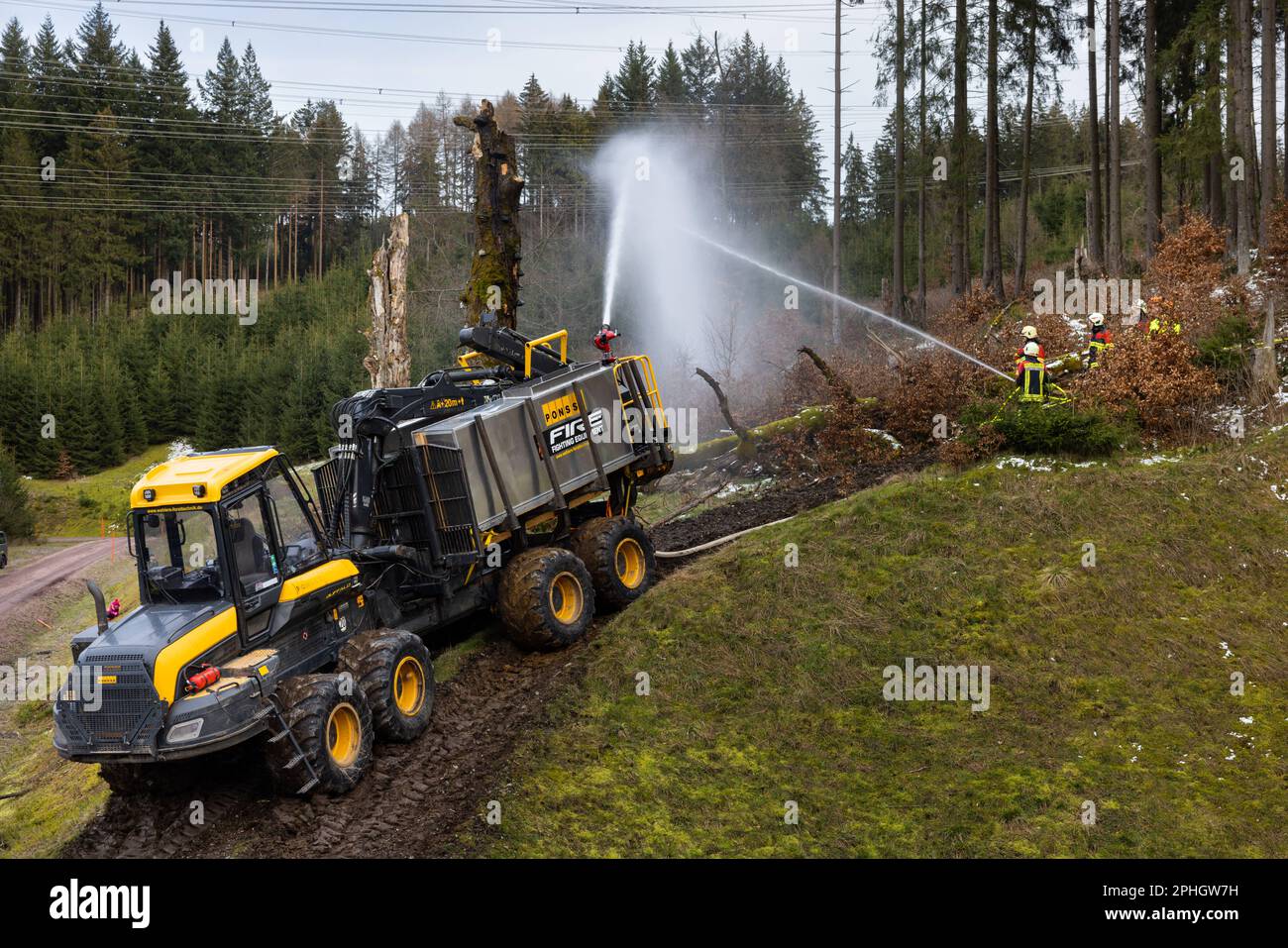 Altenfeld, Germany. 28th Mar, 2023. Firefighters practice fighting a ...
