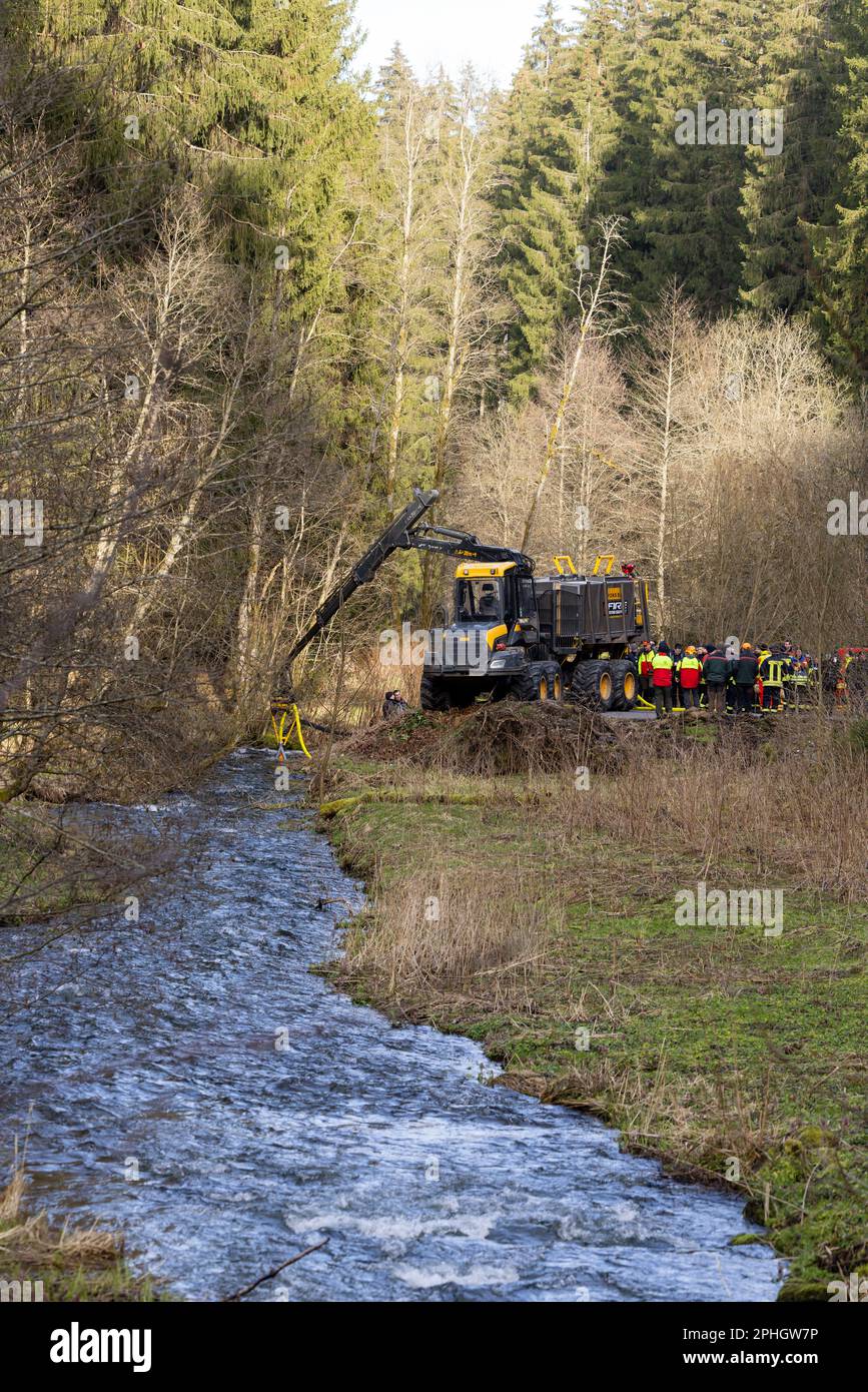 Altenfeld, Germany. 28th Mar, 2023. A special firefighting unit for ...