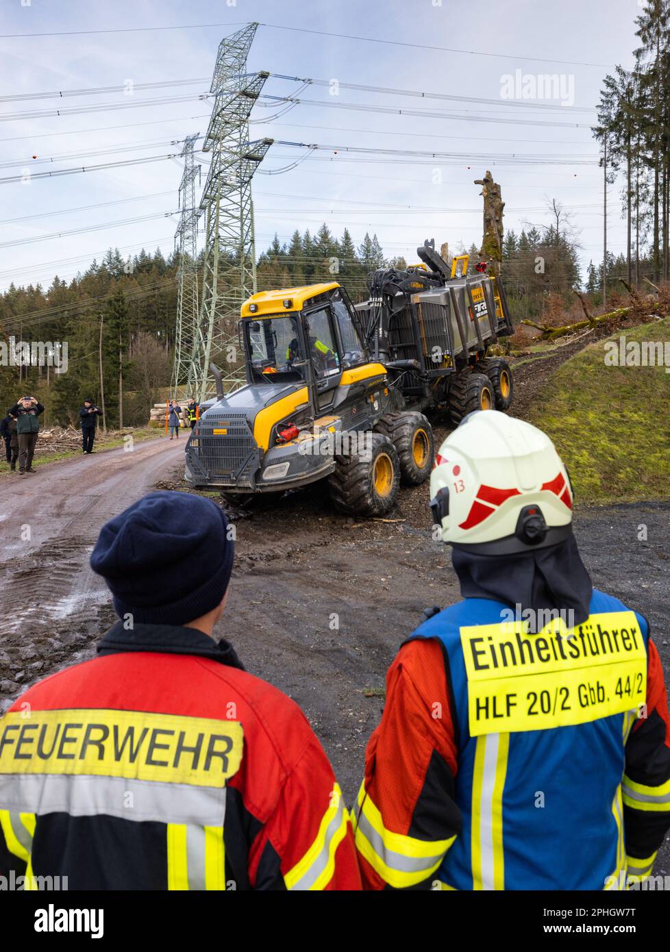 Altenfeld, Germany. 28th Mar, 2023. Firefighters practice fighting a ...