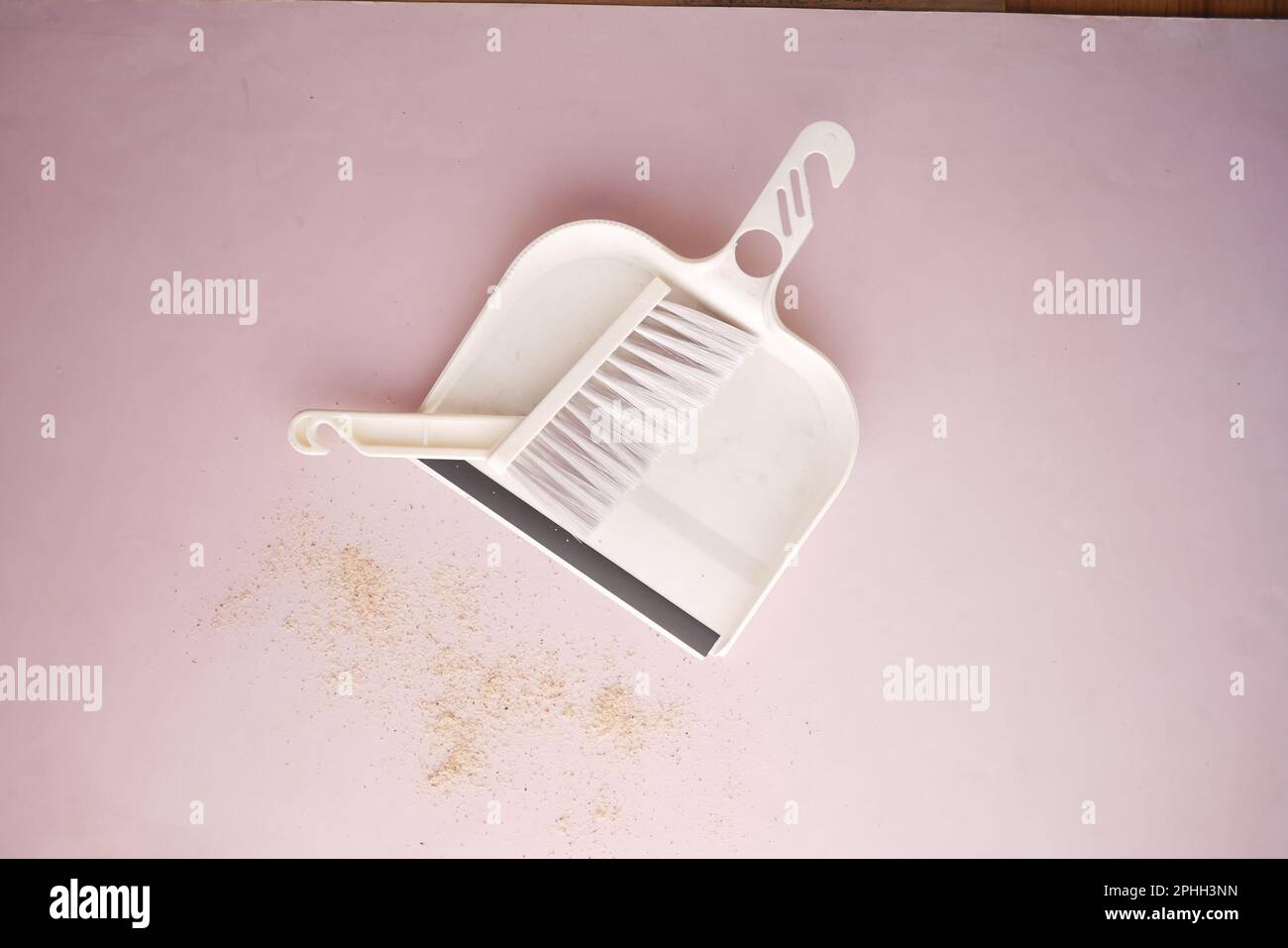 floor dust with dust pan close up Stock Photo - Alamy
