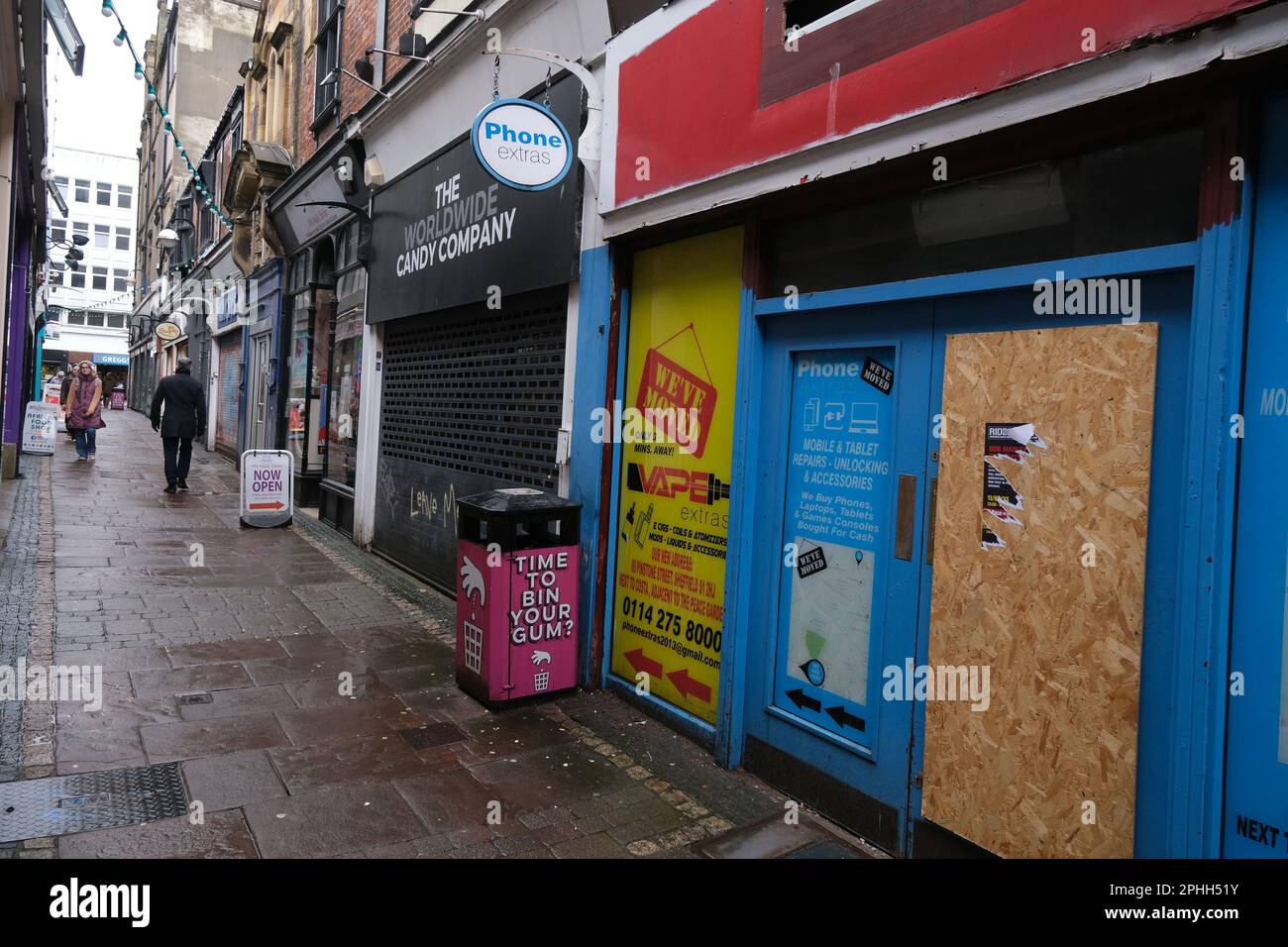 Sheffield City Centre Chapel Walk Shopping area Stock Photo - Alamy