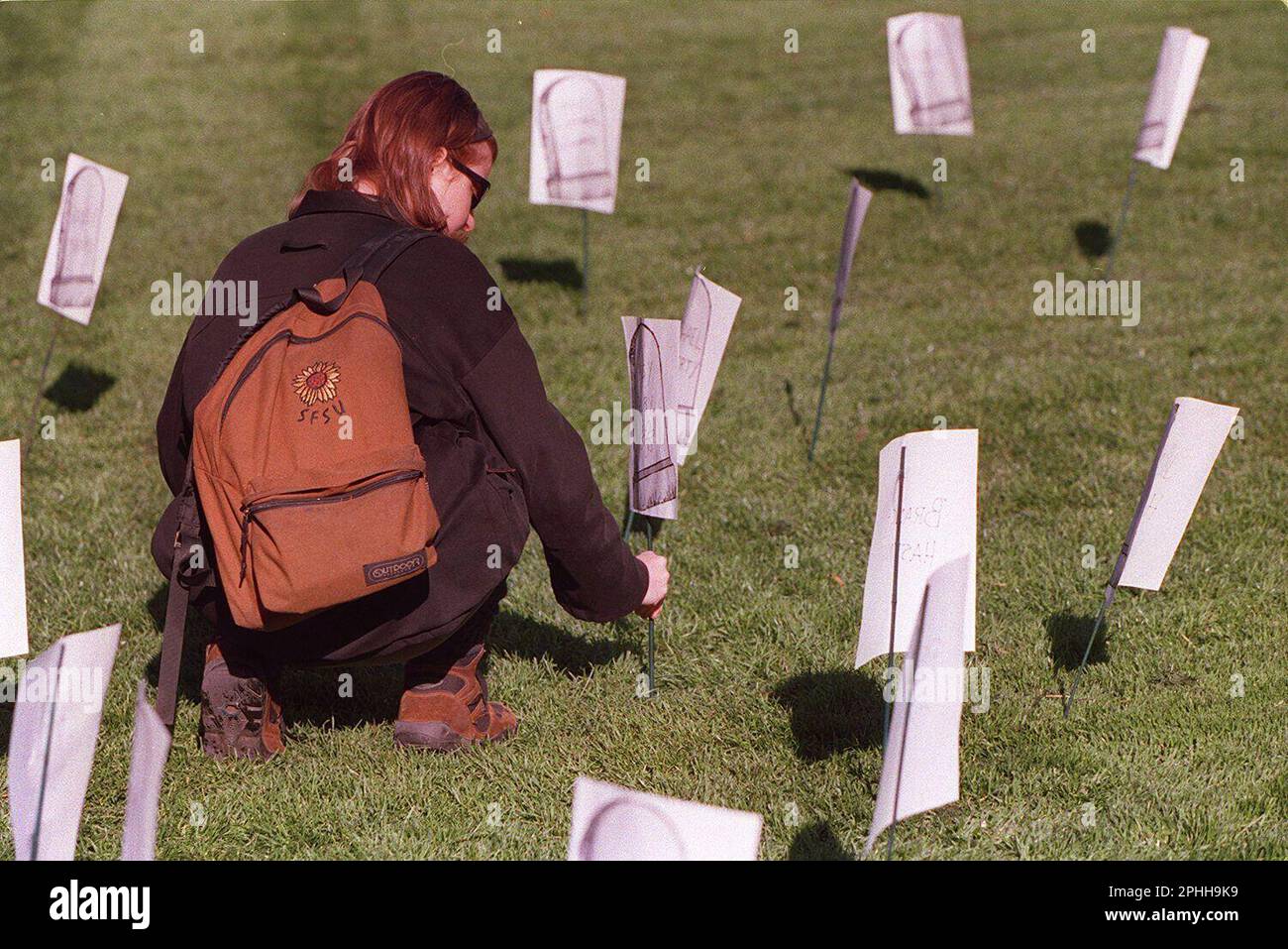 AIDS 2/C/02DEC96/CD/LS SARAH CHYLEK, STUDENT AT SFSU, ADDS A TOMBSTONE ...