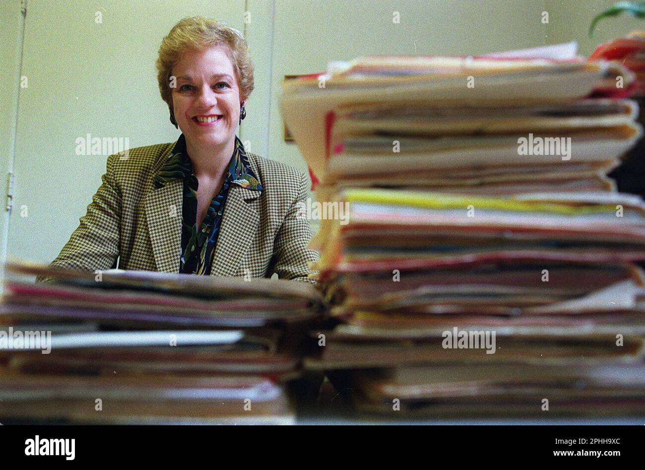 DOCTORS 2/C/30SEP98/BU/LS ------ Dr. Linda Hawes Clever surrounded by ...