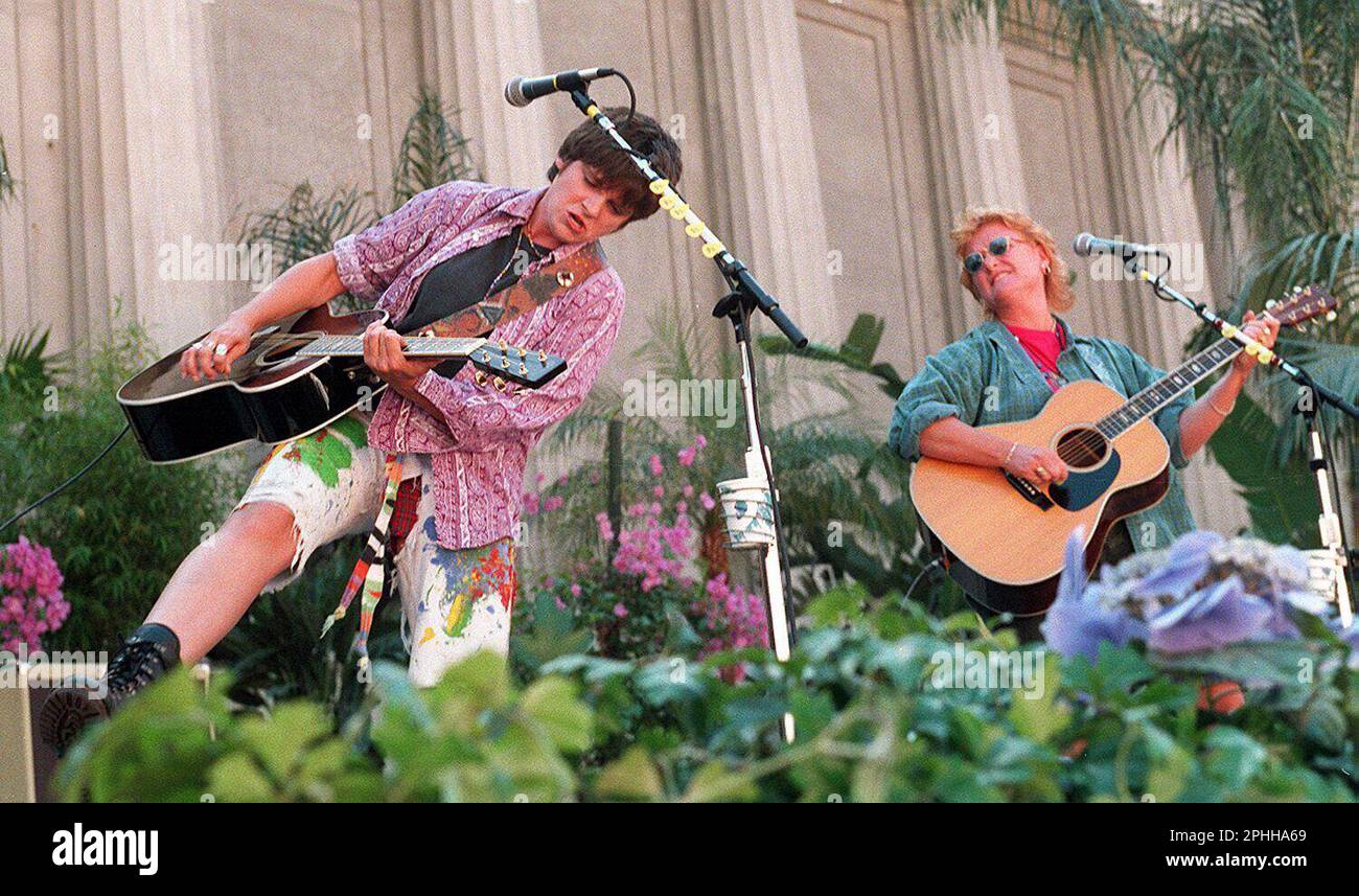 INDIGO GIRLS AMY RAY (LEFT) AND EMILY SALIERS SINGING AT THE GREEK ...