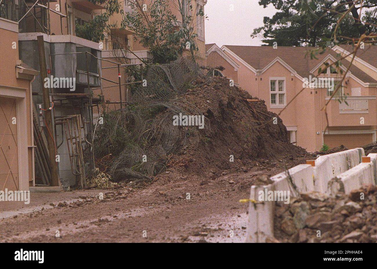 LANDSLIDE 3/C/26JAN97/CD/LS DEBRIS, FROM SATURDAY'S LANDSLIDE, IS PILED ...