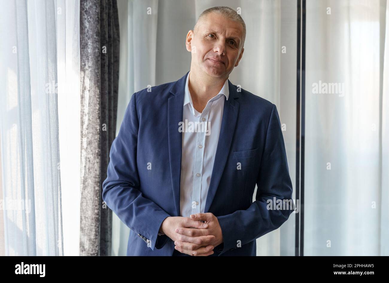 Unbuttoned suit jacket hi-res stock photography and images - Alamy