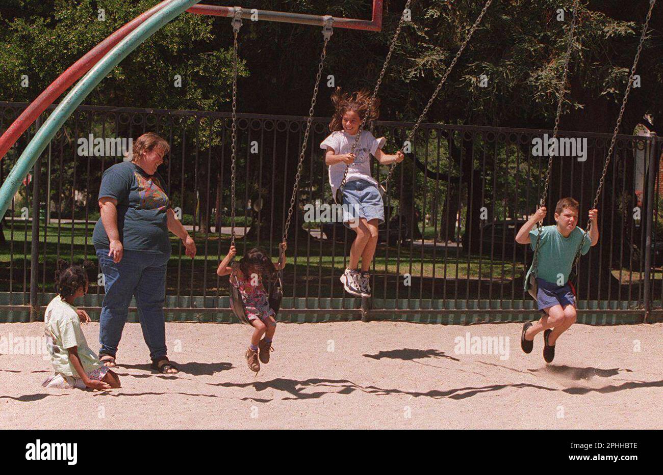 JASON SWINGS/C/01AUG96/CD/LS JASON SWINGS WITH FAMILY PHOTO BY LEA ...