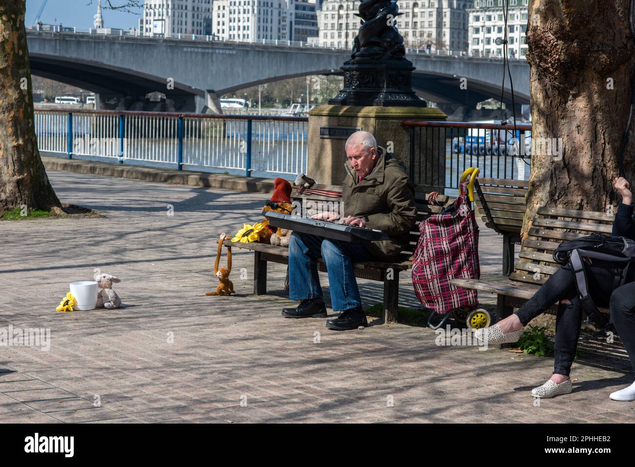 Man playing keyboard hi-res stock photography and images - Alamy