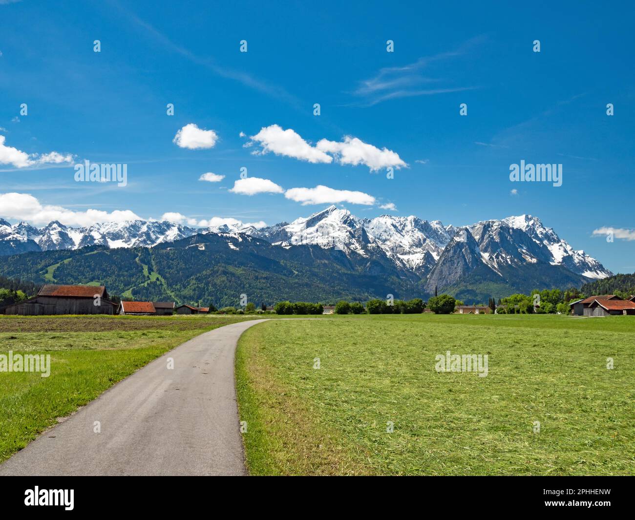A road leads through the landscape of Upper Bavaria towards Wetterstein ...