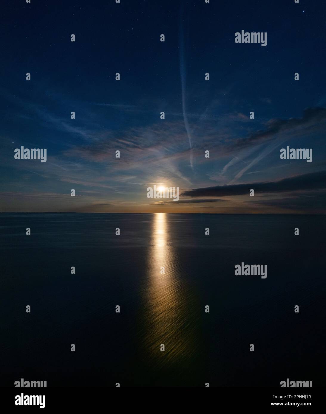 Moonlight on water hi-res stock photography and images - Alamy