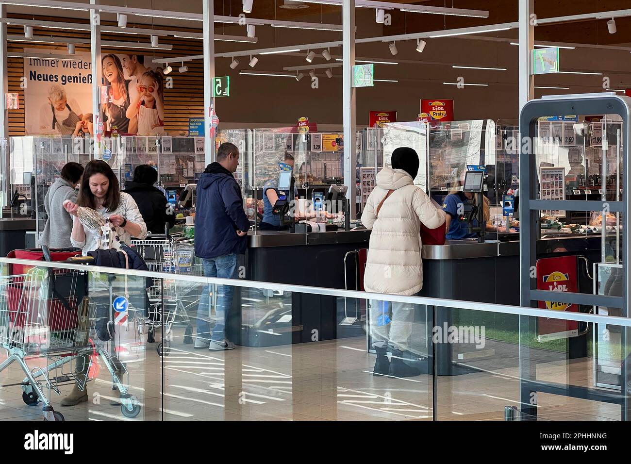 Frankfurt, Deutschland. 25th Mar, 2023. Customers are in a Lidl branch ...