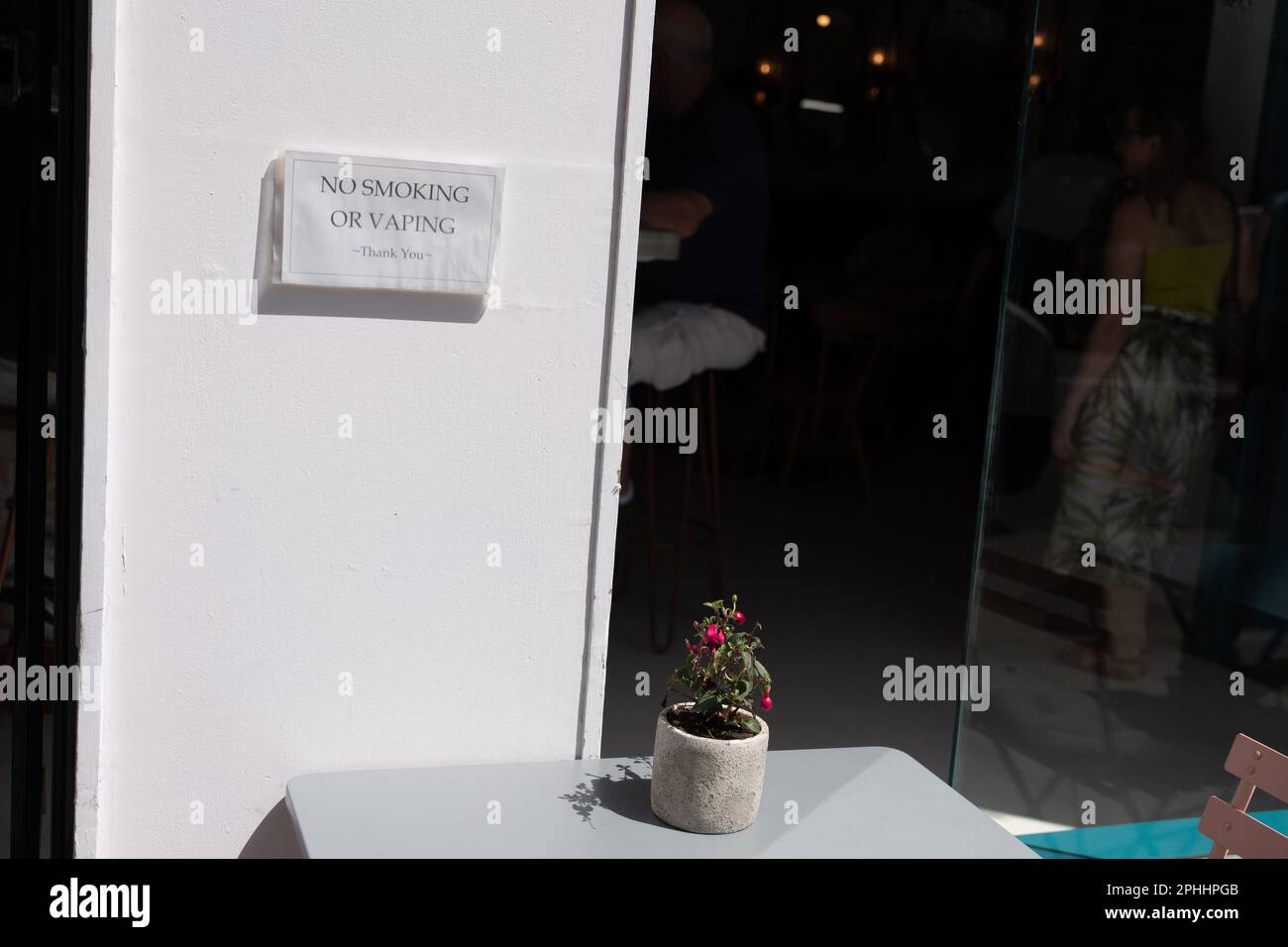 No Smoking or Vaping sign outside a shop in london Stock Photo - Alamy
