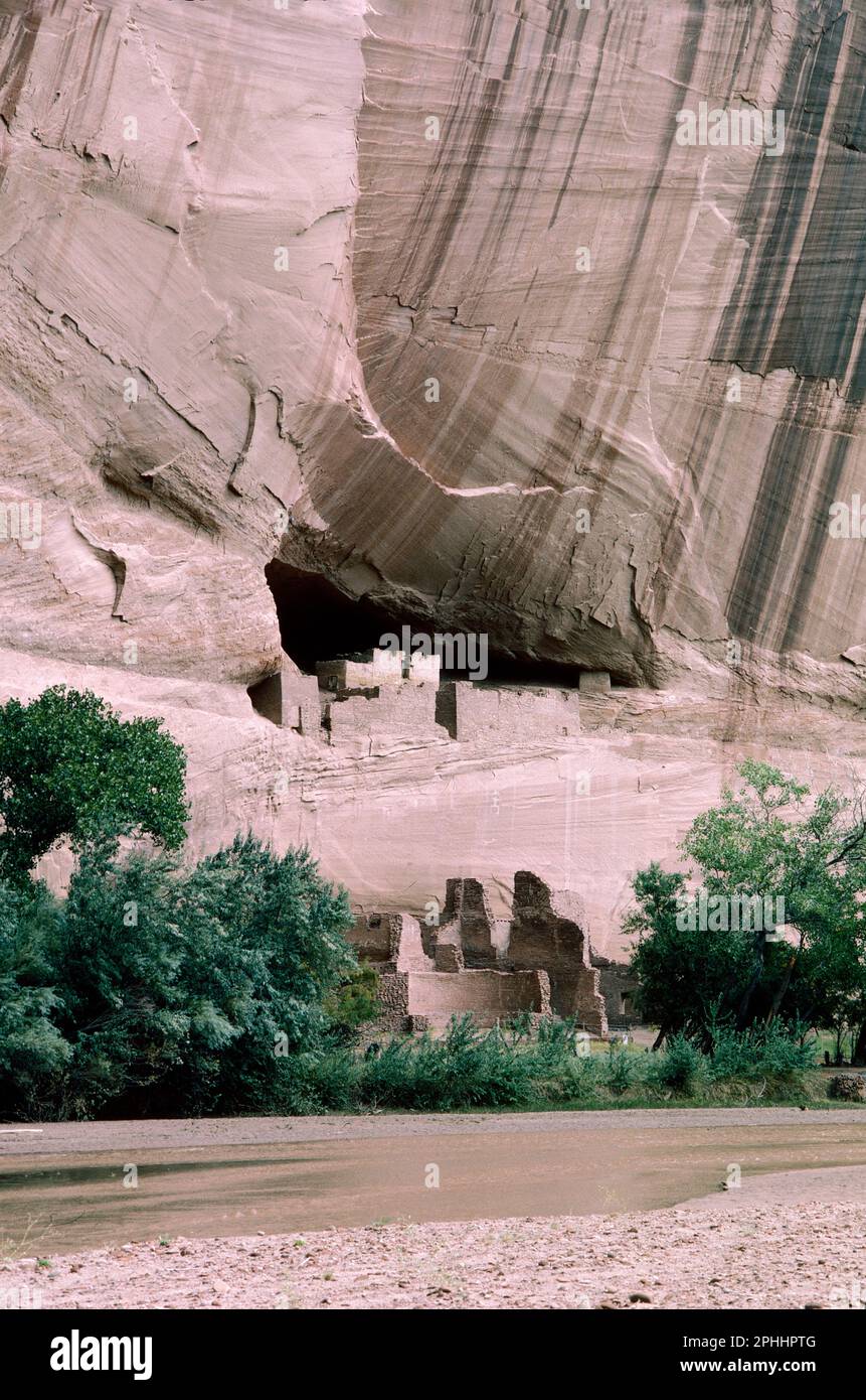 Anasazi ruins (White House Ruins) at Canyon de Chelly National Monument ...