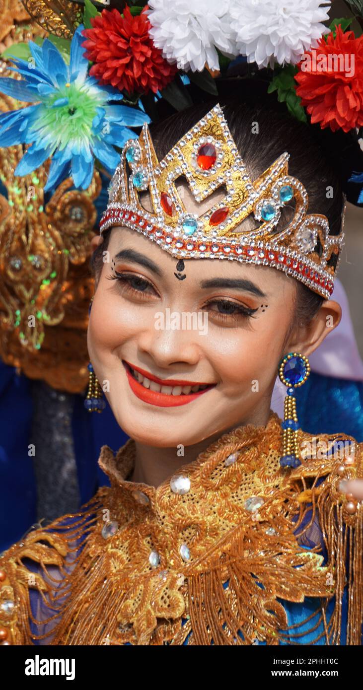 Indonesian traditional dancer with traditional clothes Stock Photo - Alamy