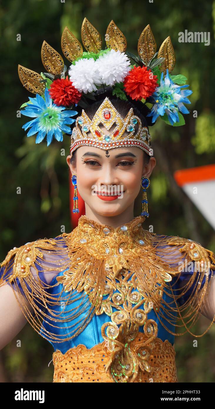 Indonesian traditional dancer with traditional clothes Stock Photo - Alamy