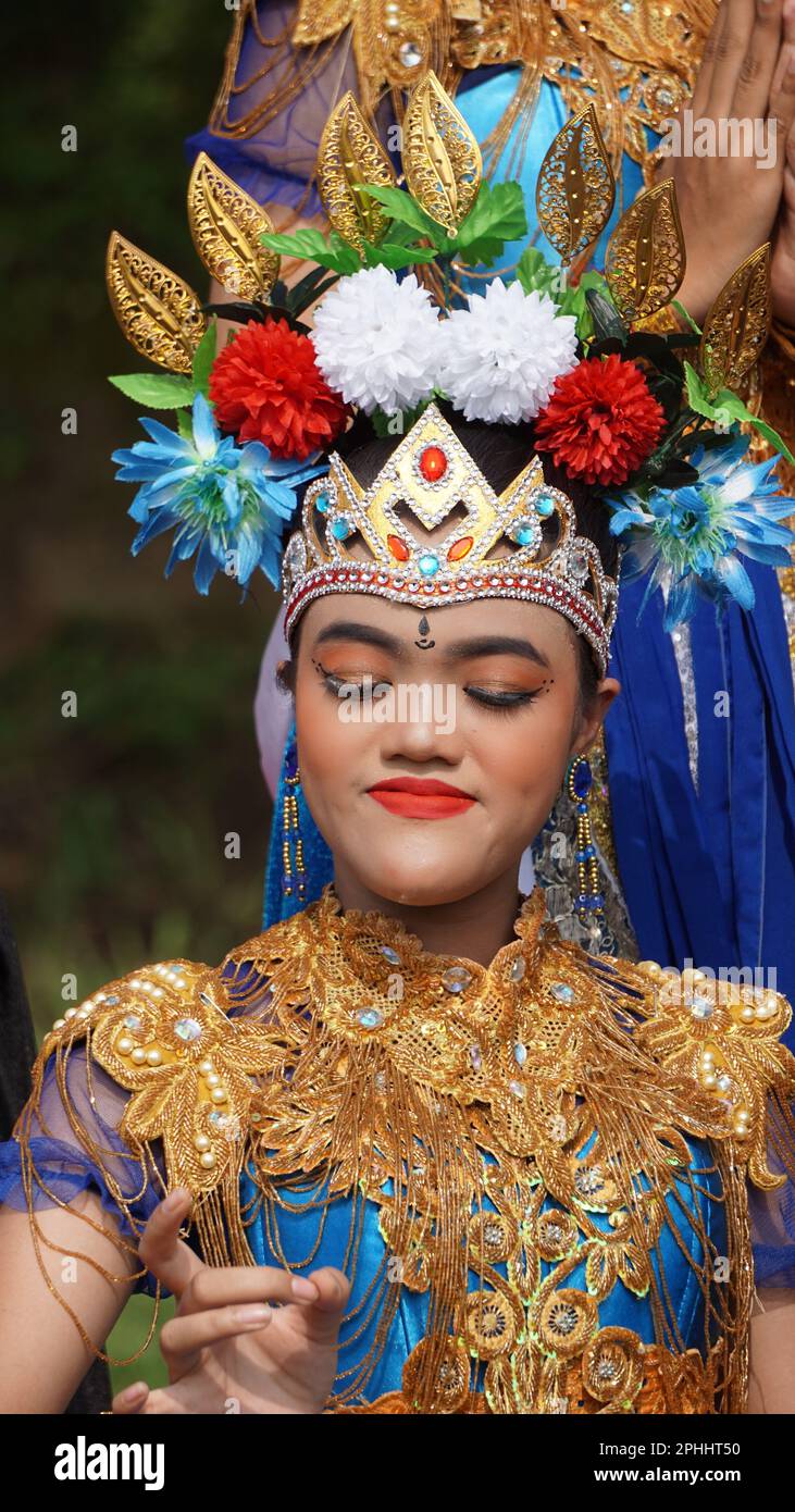 Indonesian traditional dancer with traditional clothes Stock Photo - Alamy